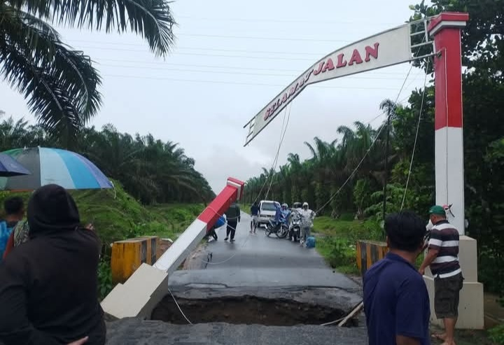 Jembatan Penghubung Desa di Simpang Empat Asahan Amblas Jembatan Penghubung Desa di Simpang Empat Asahan Amblas